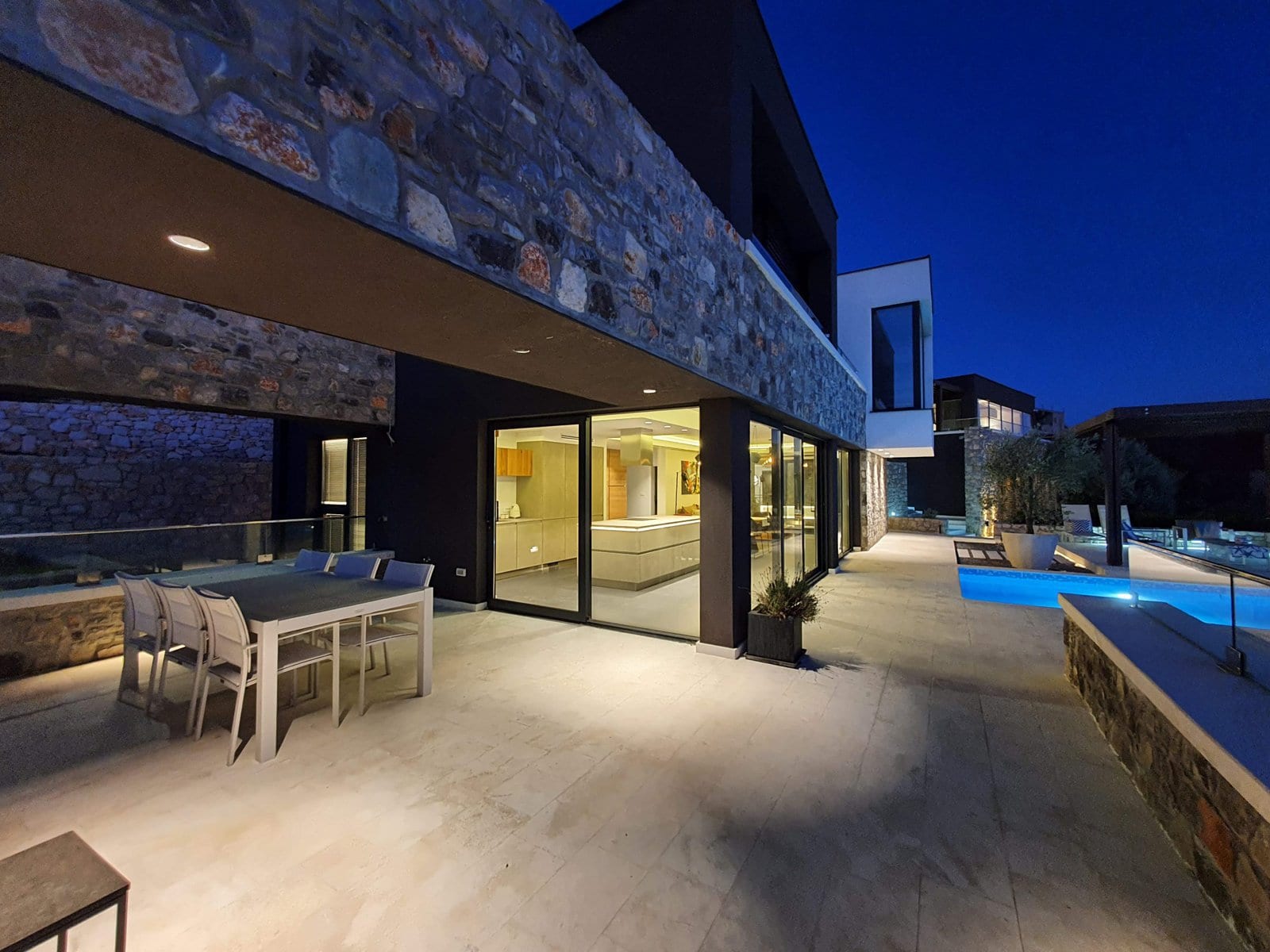 Three-bedroom, contemporary villa in an exclusive gated complex with an ...